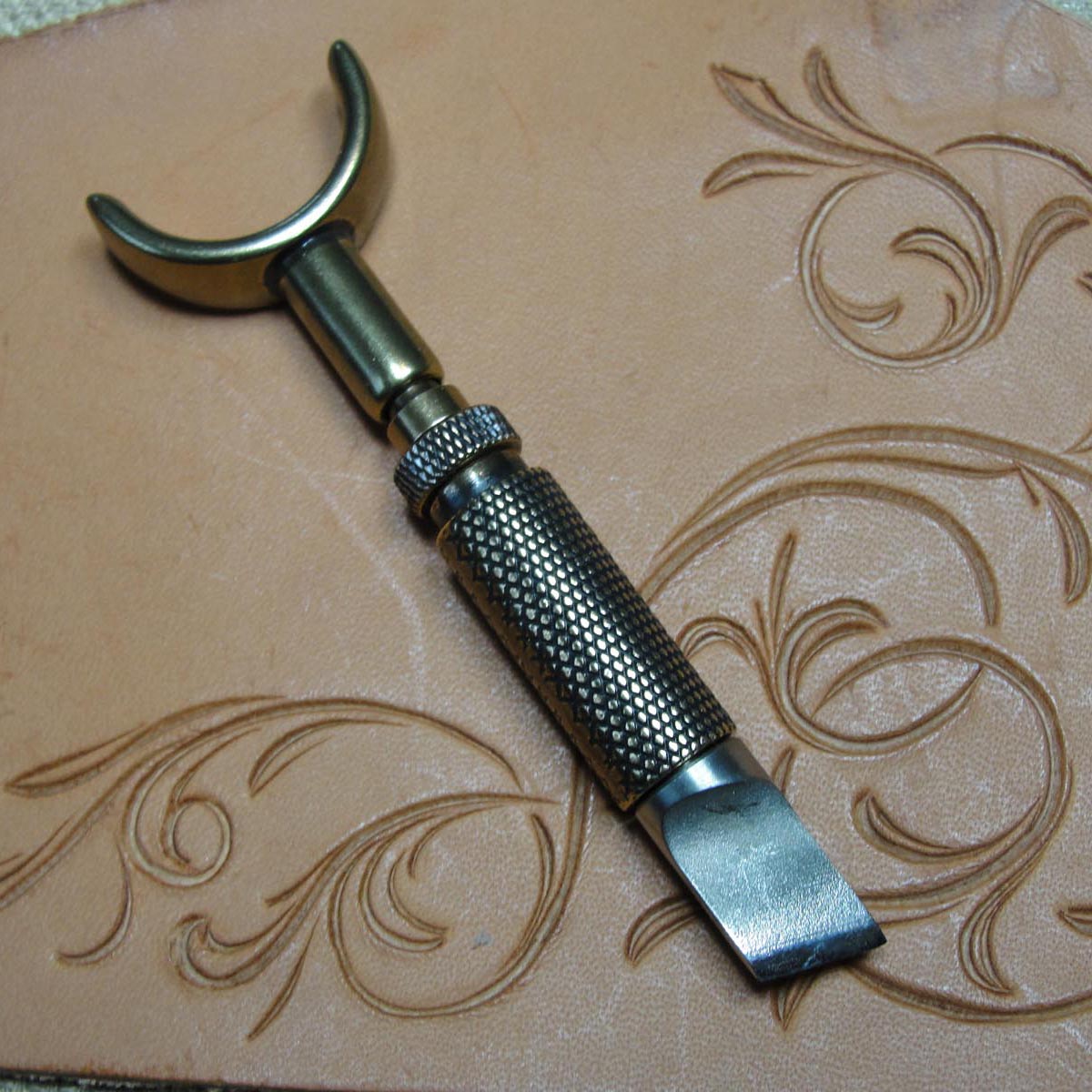 Swivel Knife w/ Angled Blade - Leathercraft Tool | Pro Leather Carvers